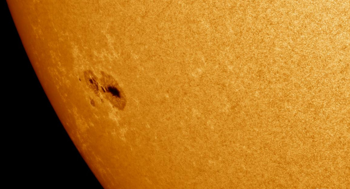 Una mancha solar cuatro veces el tamaño de la Tierra preocupa a los ...